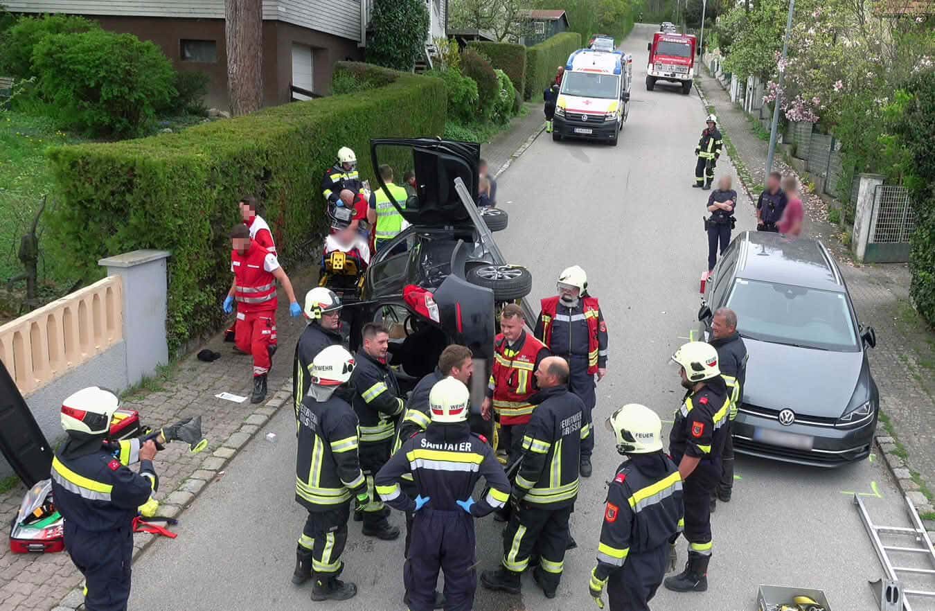 Unfall-Lenker aus umgestürztem Kleinwagen befreit!
