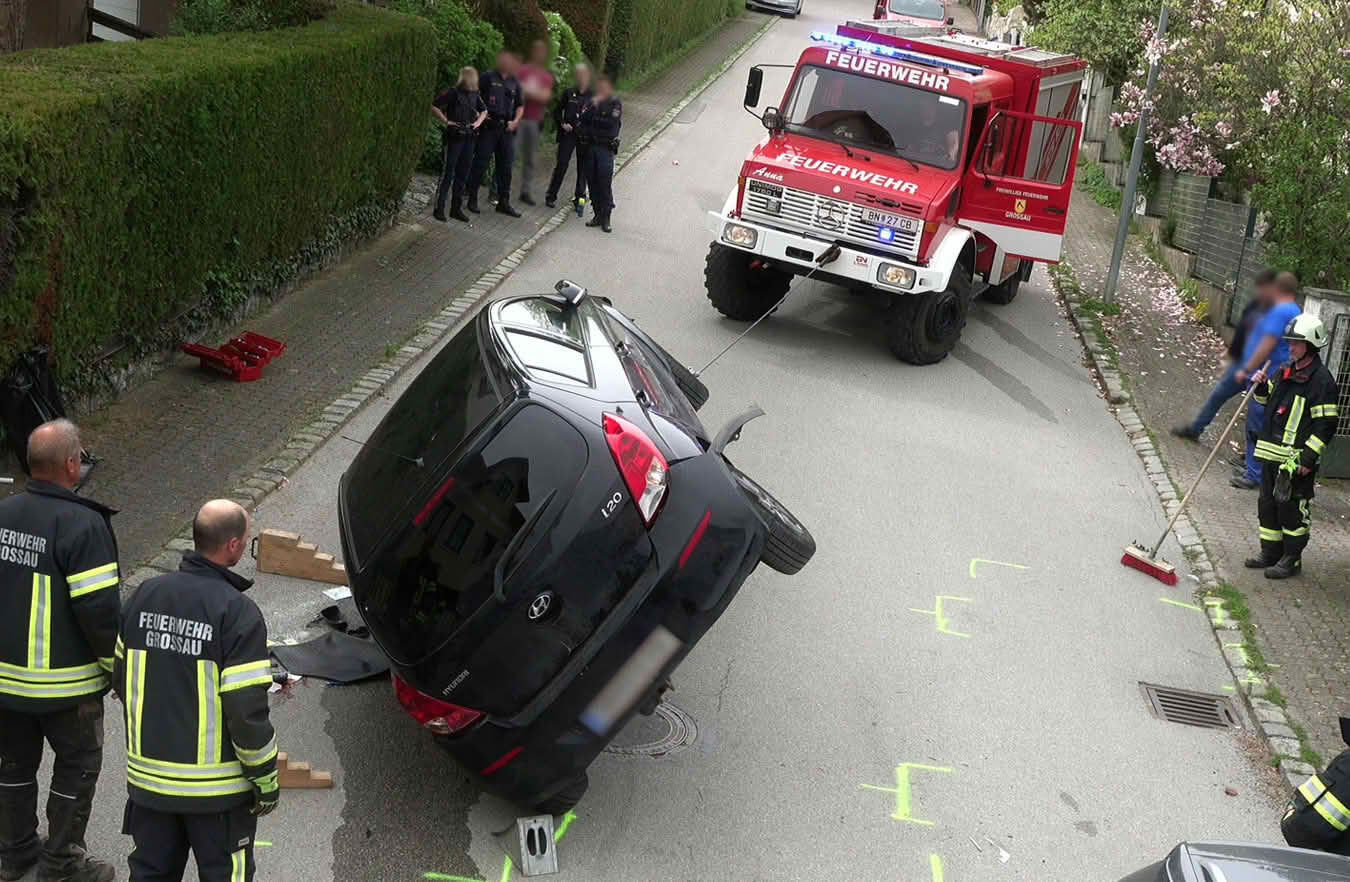 Unfall-Lenker aus umgestürztem Kleinwagen befreit!