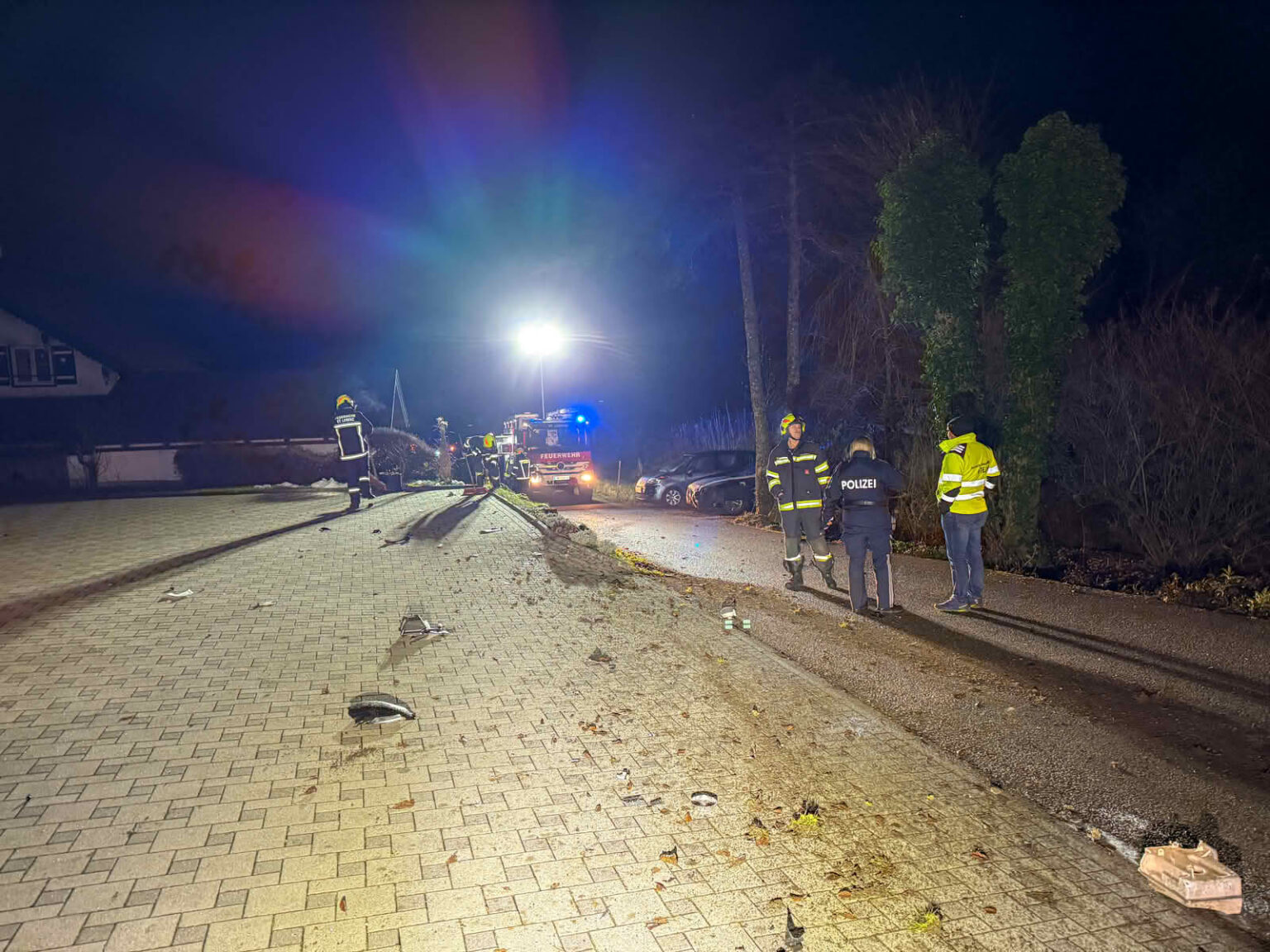 AFK Mondsee: Schwerer Crash – Auto gegen Gesteinsmauer